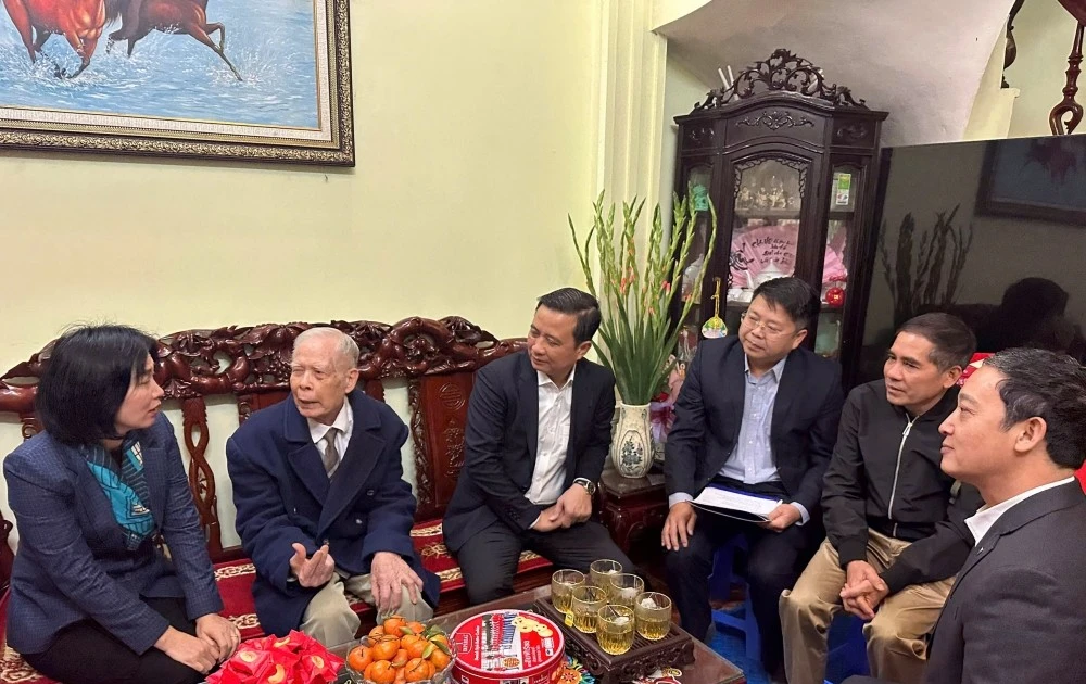 Hai mức quà tặng người có công nhân dịp Tết Nguyên đán Bính Ngọ | Báo ...