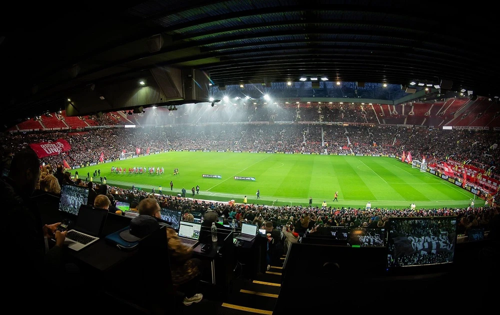 Old Trafford lại dính phốt, MU bị điều tra an toàn thực phẩm | Báo điện ...