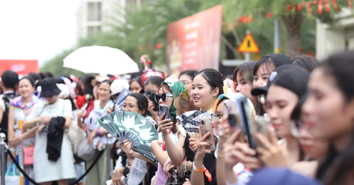 Hàng vạn người đổ đi xem concert cuối cùng của 33 anh tài | Báo điện tử ...