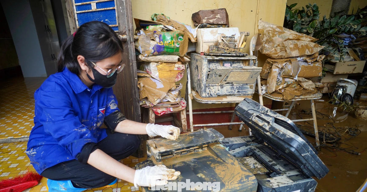 Trường học Thái Nguyên tan hoang, bùn đất bám dày, thanh niên, chiến sĩ ...