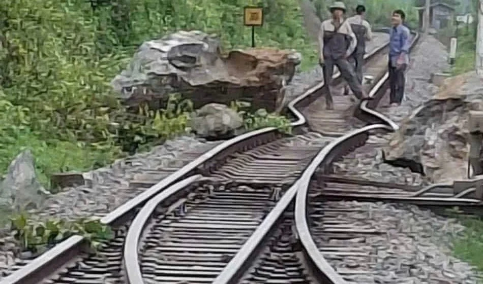 Đá 'khủng' lăn từ đỉnh núi xuống, đường ray sắt biến dạng, tàu hỏa Bắc ...