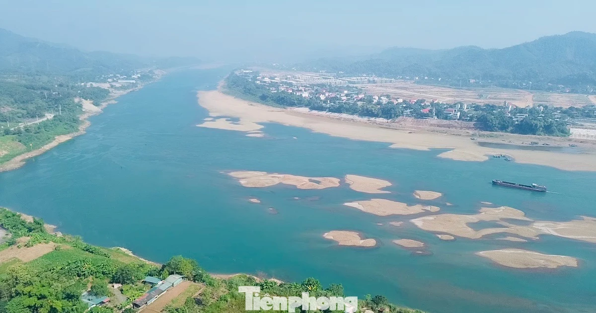 Mực nước sông Đà giảm, lộ nhiều cồn cát giữa dòng tạo cảnh sắc thơ mộng ...