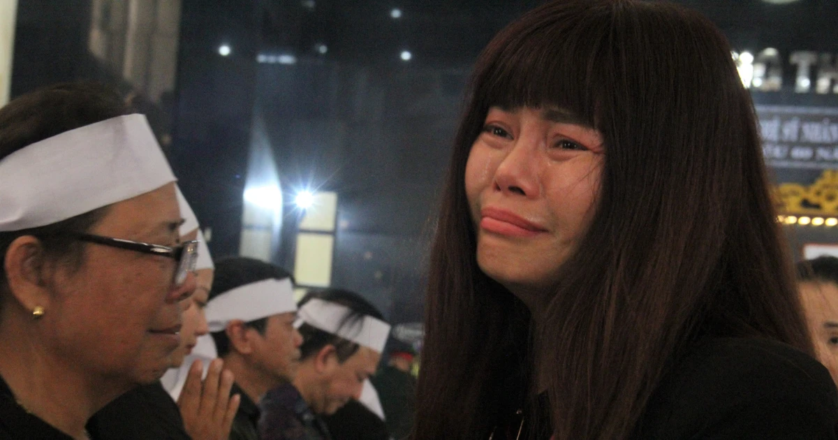 Ca sĩ Ngọc Anh 3A về đưa tiễn mẹ chồng cũ - NSND Tường Vi - về nơi an nghỉ | Báo điện tử Tiền Phong