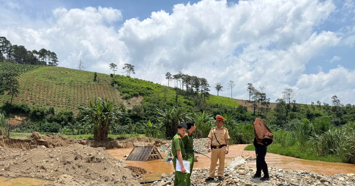 Phát hiện vụ khai thác cát sỏi trái phép quy mô lớn dưới chân thuỷ điện ...