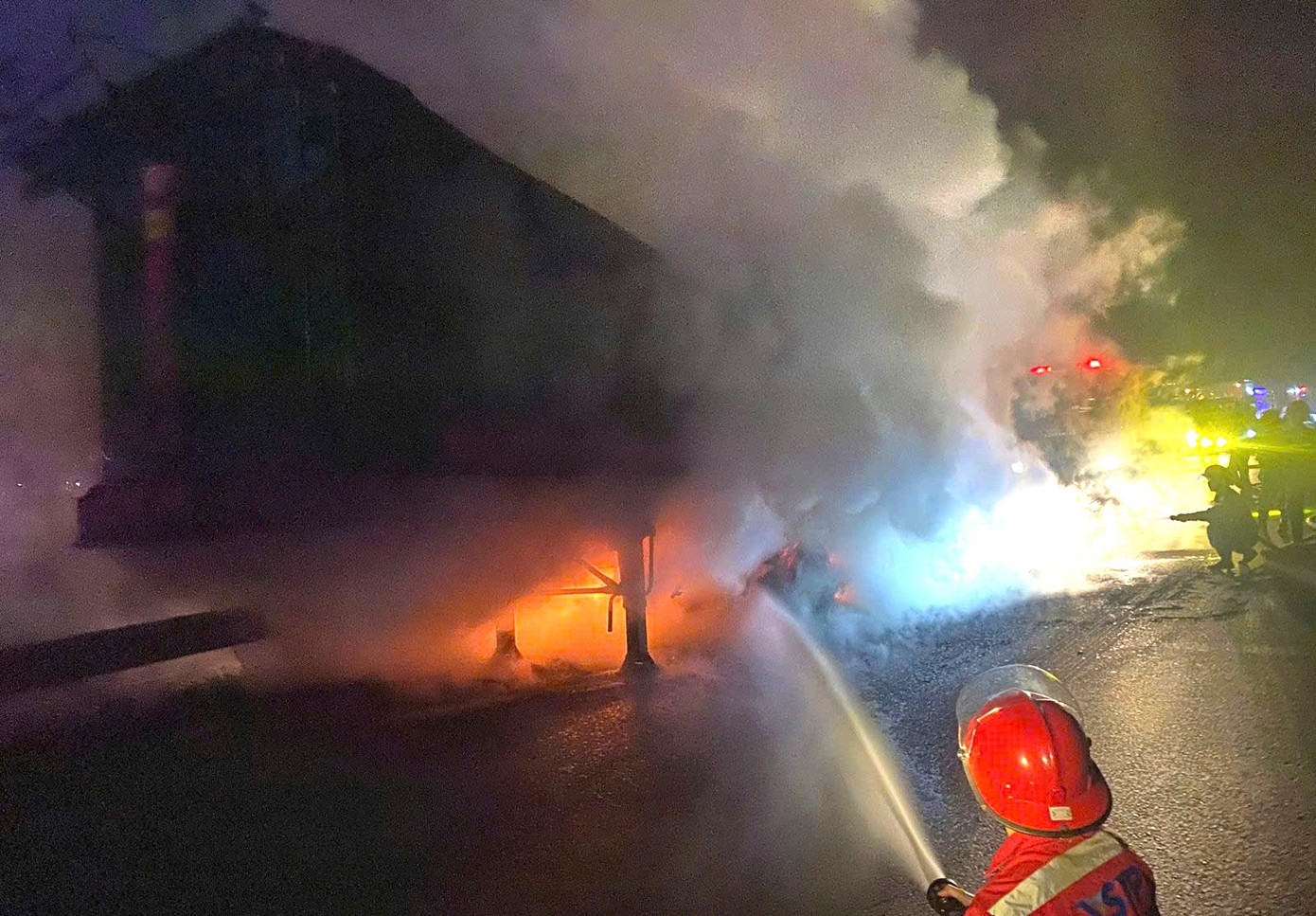 Xe đầu kéo chở than bốc cháy dữ dội trên cao tốc Bắc - Nam | Báo điện ...