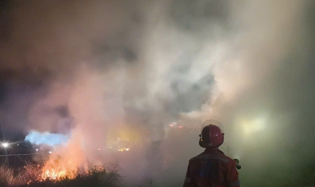 Xe đầu kéo chở than bốc cháy dữ dội trên cao tốc Bắc - Nam | Báo điện ...