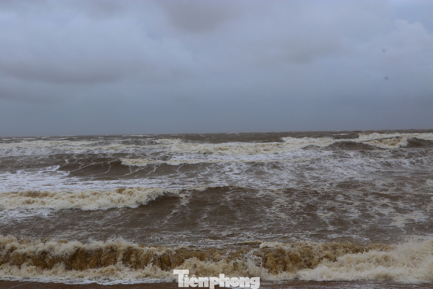 Sóng biển Thiên Cầm cuộn cao, người dân 'nín thở' trước giờ bão đổ bộ ...