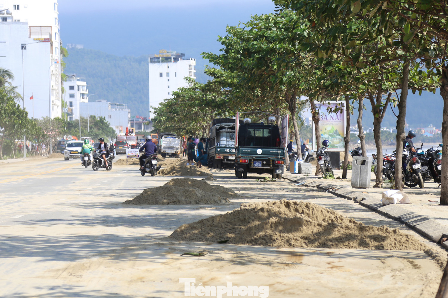 Đường biển Đà Nẵng bụi mù vì cát, công nhân cấp tập dọn dẹp | Báo điện ...