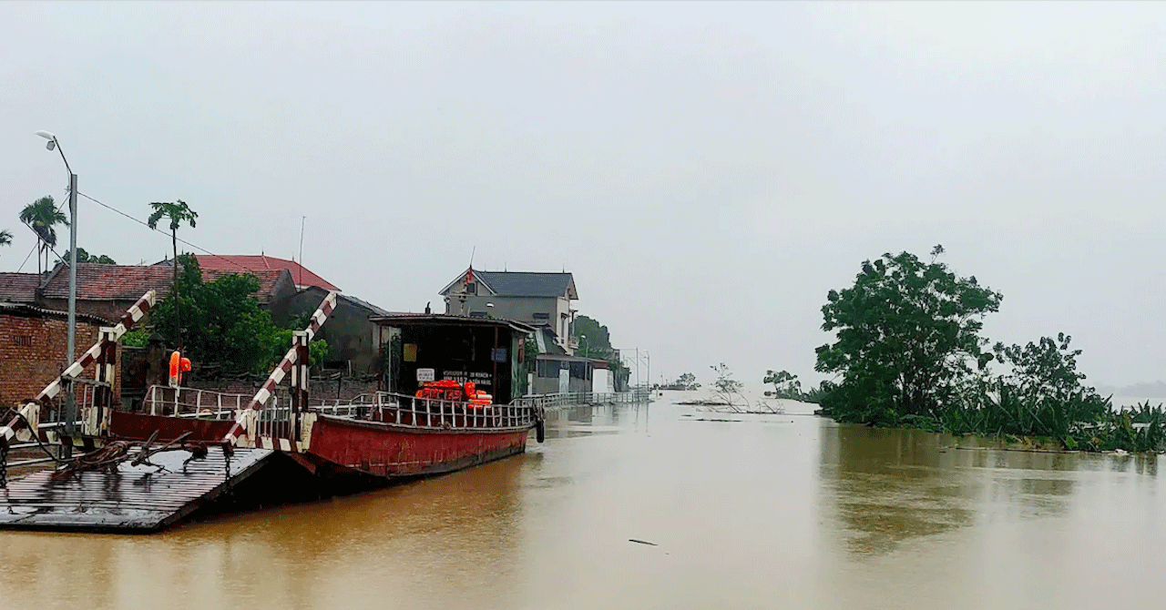 Cán bộ Hà Nội đi đò đến xã đảo trong ngày đầu vận hành chính quyền 2 ...