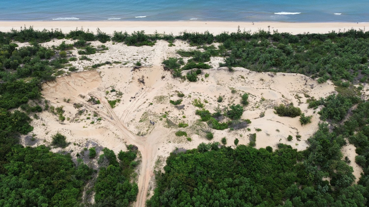 Đồi cát cảnh quan, phòng hộ ven vịnh đẹp Lăng Cô bị ‘xẻ thịt’ | Báo ...