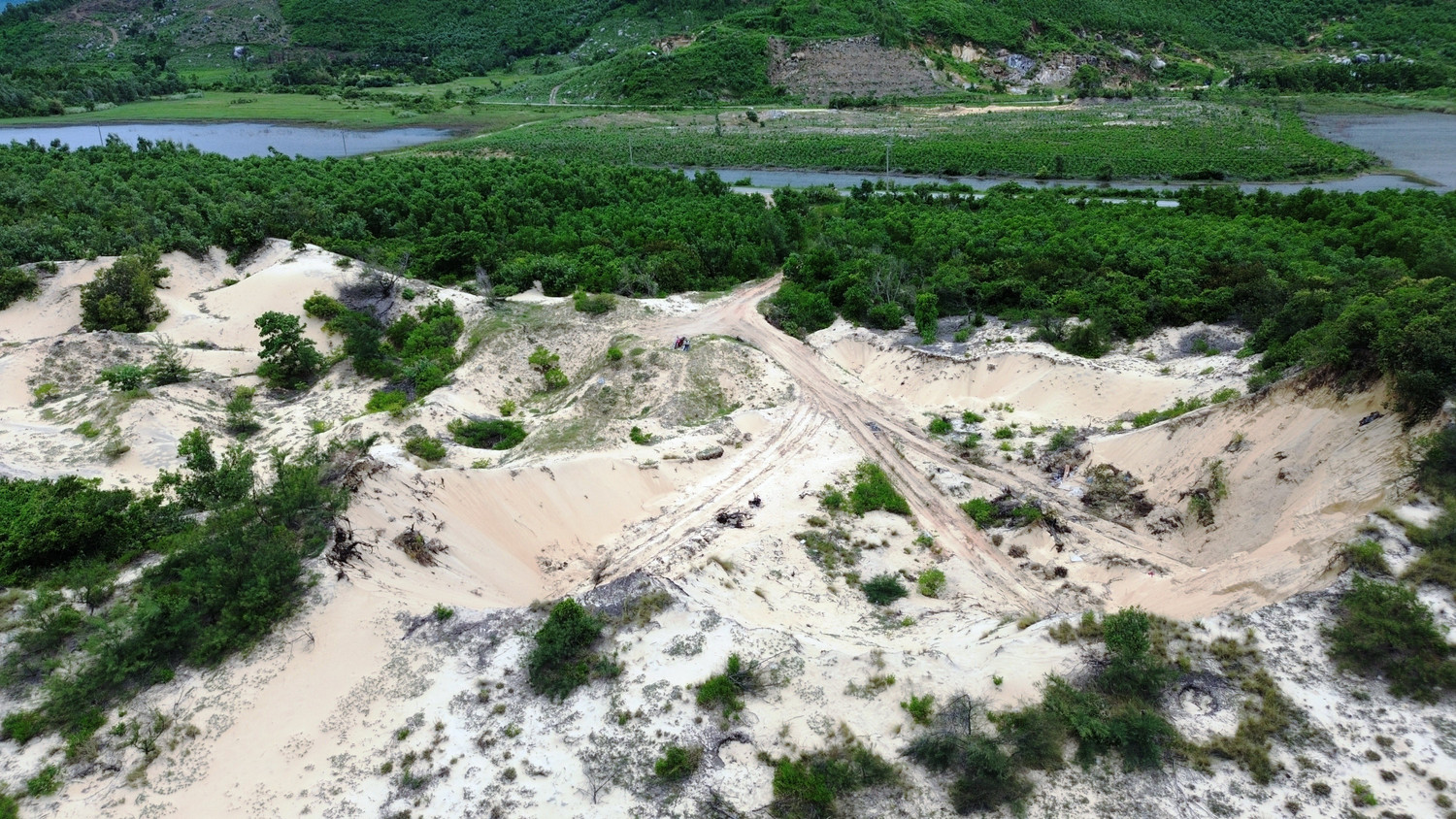 Đồi cát cảnh quan, phòng hộ ven vịnh đẹp Lăng Cô bị ‘xẻ thịt’ | Báo ...