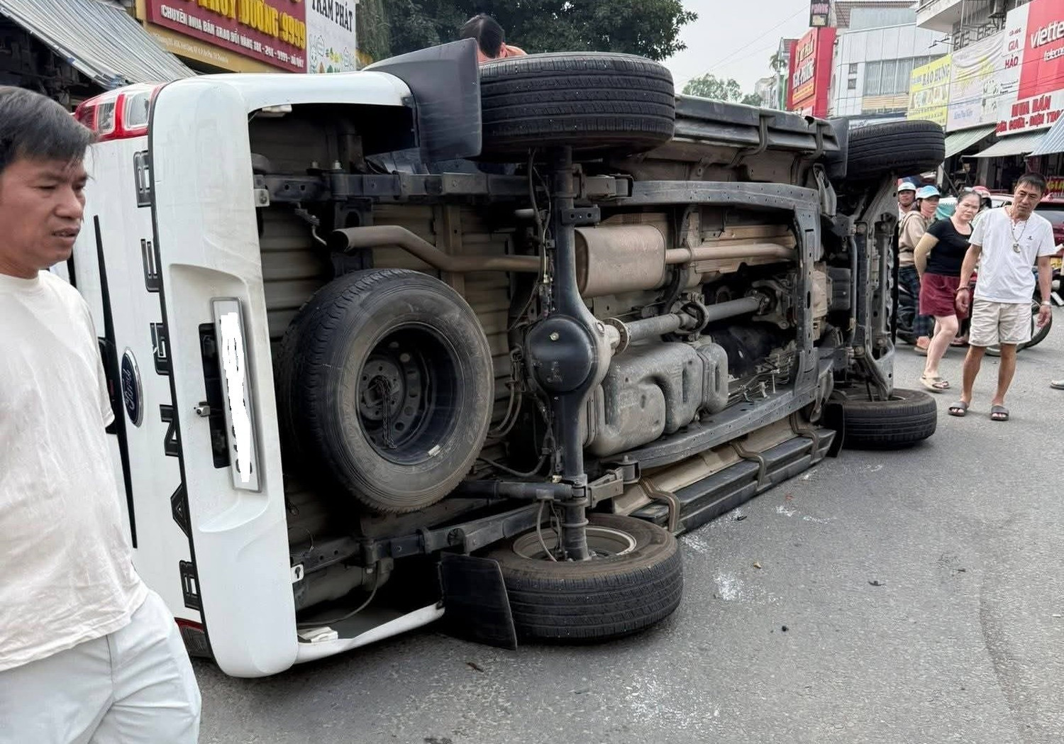 Ô tô lật ngang trong khu cư dân ở TPHCM sau va chạm | Báo điện tử Tiền ...
