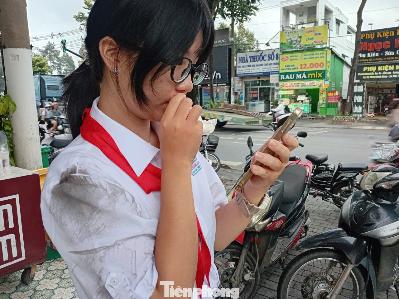 Tràn dầu ra đường, hàng chục người té ngã ở TPHCM | Báo điện tử Tiền Phong