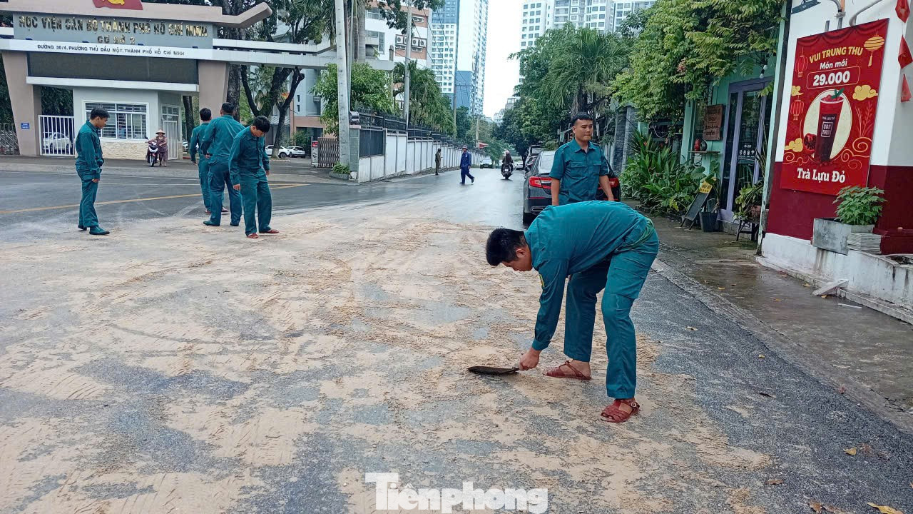 Tràn dầu ra đường, hàng chục người té ngã ở TPHCM | Báo điện tử Tiền Phong