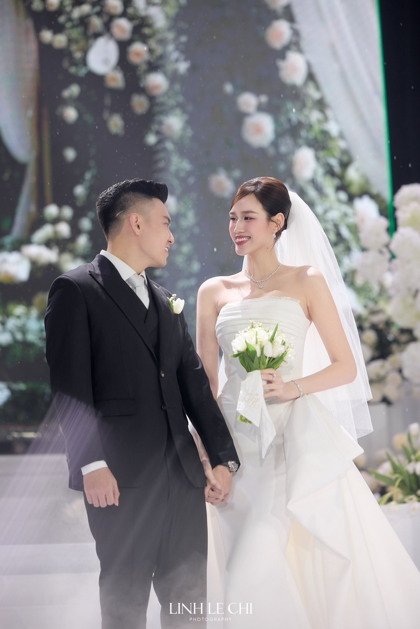 Ba mẫu váy cưới tuyệt đẹp của Hoa hậu Đỗ Thị Hà đều đến từ các NTK Việt ...