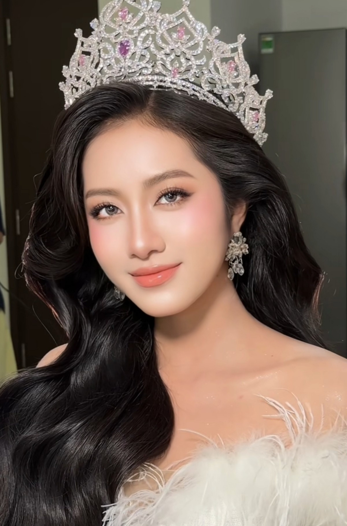 Hoa hậu Trúc Linh xinh như công chúa trong layout trang điểm ngọt ngào ...