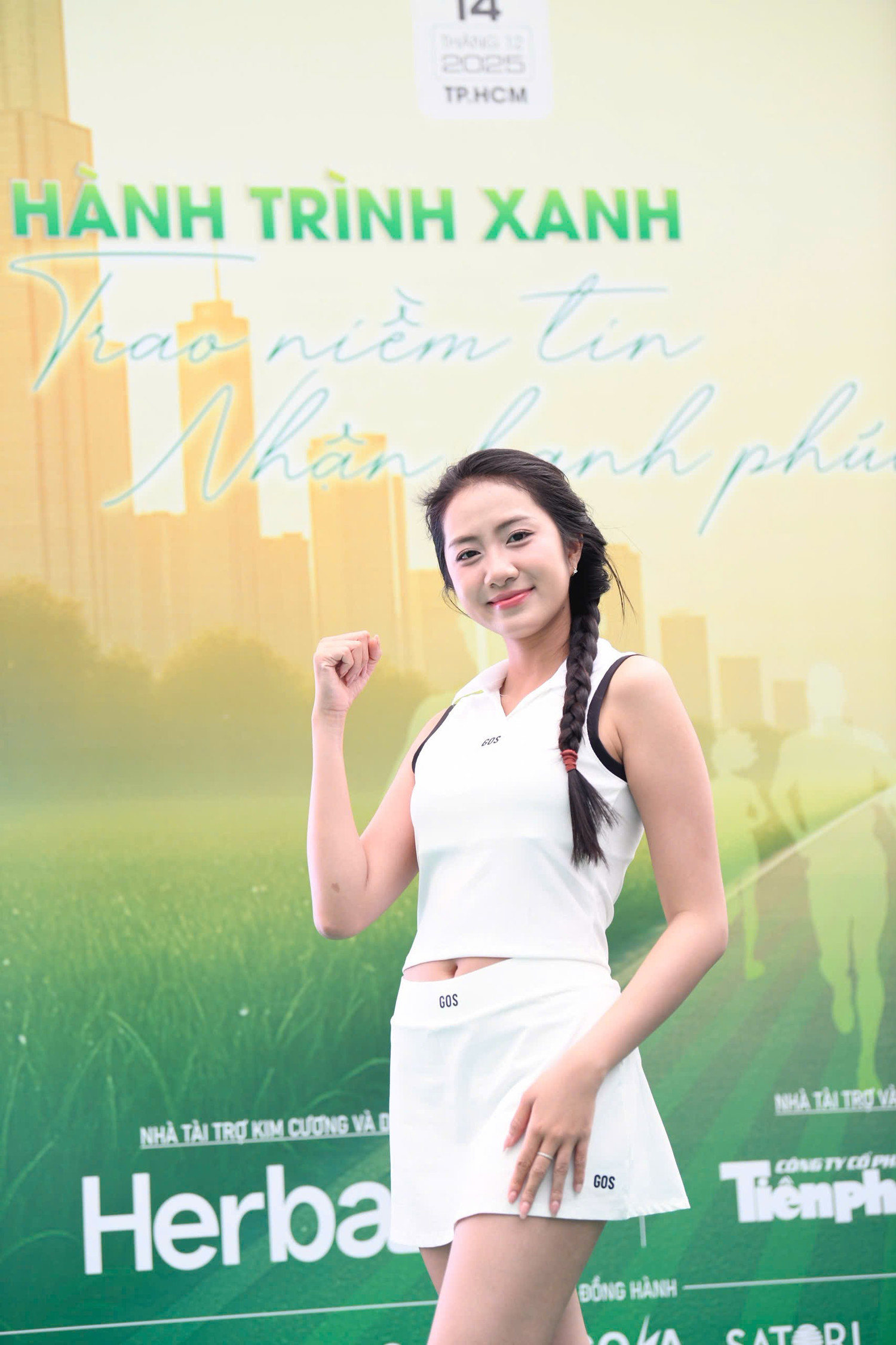 Hoa hậu Trúc Linh và dàn người đẹp cổ vũ các VĐV giải Tiền Phong Half ...