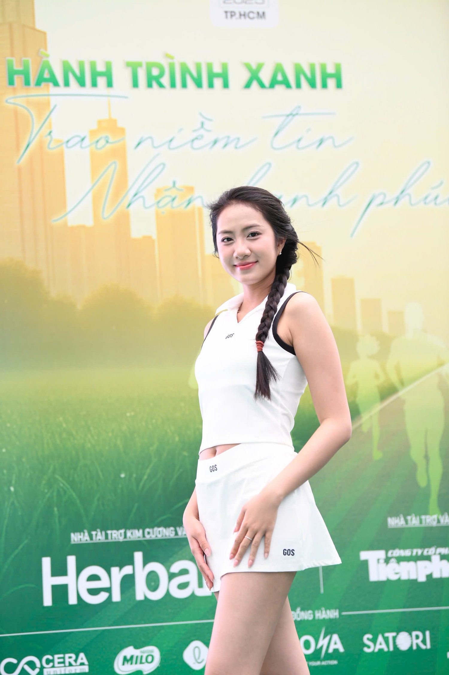 Hoa hậu Trúc Linh và dàn người đẹp cổ vũ các VĐV giải Tiền Phong Half ...